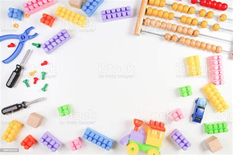 흰색 바탕에 아이 들 장난감 프레임입니다 최고의 볼 수 있습니다 플랫이 하다 장난감 가게에 대한 스톡 사진 및 기타 이미지 장난감 가게 배경 주제 완구류 Istock