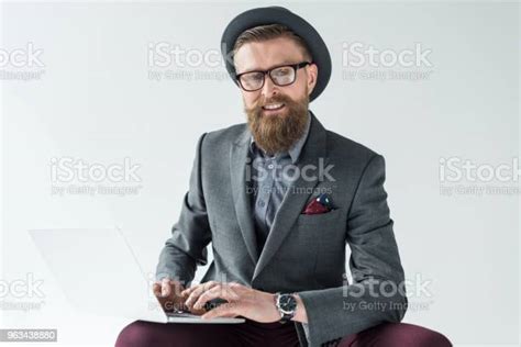 밝은 배경에 고립 된 노트북에서 일 하는 빈티지 스타일 옷에 잘생긴 사업가 경영자에 대한 스톡 사진 및 기타 이미지 경영자