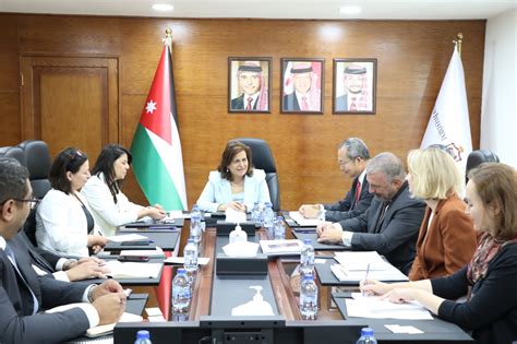 بحث مجالات التعاون في مشاريع البنية التحتية مع البنك الدولي