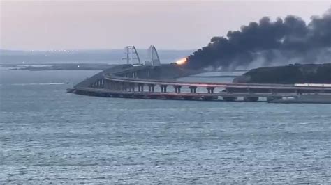 In Fiamme Il Ponte Kerch Che Collega La Russia Alla Crimea La Stampa