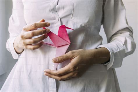 분홍색 종이 접기 종이 접기를 들고 흰 셔츠를 입은 여자 사진 Unsplash의 예술 이미지