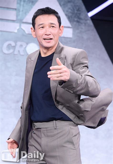 【影片】netflix電影《cross：跨界任務》發佈會：黃晸珉and廉晶雅比高難度愛心，結果手抽筋！
