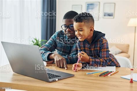 테이블에 노트북 집에서 어린 아들과 함께 아프리카계 미국인 아버지 2명에 대한 스톡 사진 및 기타 이미지 2명 30 34세 4 5세 Istock