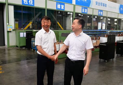 郝三旺看望慰问坚守在高温一线的职工群众，向他们致以亲切问候和衷心感谢
