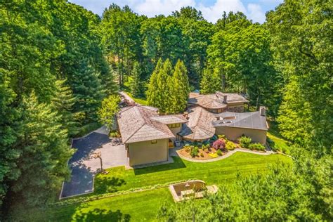 A New Canaan House From A Frank Lloyd Wright Disciple