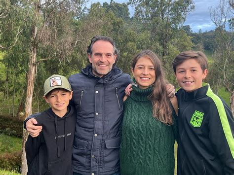 Fico Gutiérrez Hizo Una Pausa En Su Campaña Para Celebrarle El
