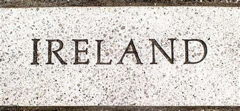 반점 돌 슬래브에 새겨진 세리프 글꼴로 된 아일랜드 의 나라 3차원 형태에 대한 스톡 사진 및 기타 이미지 3차원 형태 공예 금이 간 Istock