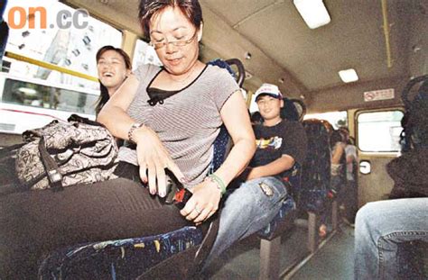 警扮小巴客捉不戴安全帶 東方日報