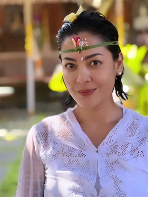 6 Pesona Awet Muda Lulu Tobing Berkebaya Putih Jalani Upacara Pelebon Dan Mecaru Di Bali