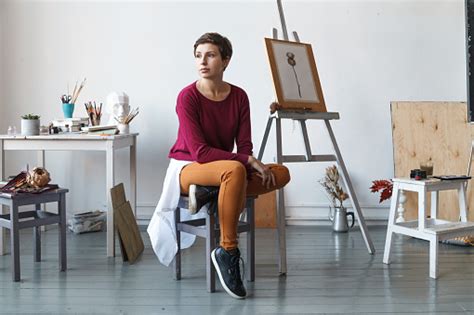 그녀의 넓은 화이트 스튜디오 수채화 그림 작업에 여성 아티스트 자연 조명입니다 창의성 개념의 공개입니다 가로 구성입니다 개념에