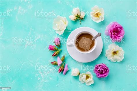 크리에이 티브 플랫 엽서와 파스텔 민트 바탕에 개념 꽃 꽃잎을 하다 분홍색과 흰색 장미와 커피의 컵을 모의 고 최소한의 스타일 텍스트에 대 한 서식 파일에에서 공간을 복사