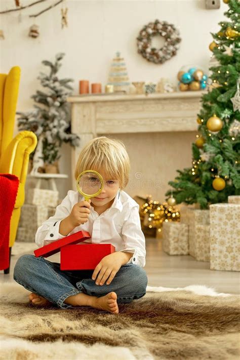 Menino Bonitinho Brincando Em Uma Sala Decorada Para O Natal Imagem De