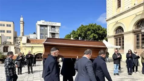 Το τελευταίο αντίο στον Μανώλη Λιδάκη Θλίψη για την απώλεια του μεγάλου ερμηνευτή ΦΩΤΟ