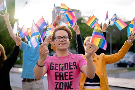 그의 손에 무지개 깃발을 들고 Lgbtq 활동가의 초상화 트랜스젠더에 대한 스톡 사진 및 기타 이미지 트랜스젠더 동성애자의