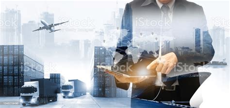 산업 및 안전 개념 컨테이너 트럭 운송 및 수입 수출 상업 물류 해운 비즈니스 산업에서 항만 및 화물화물 비행기로 선박을 가진