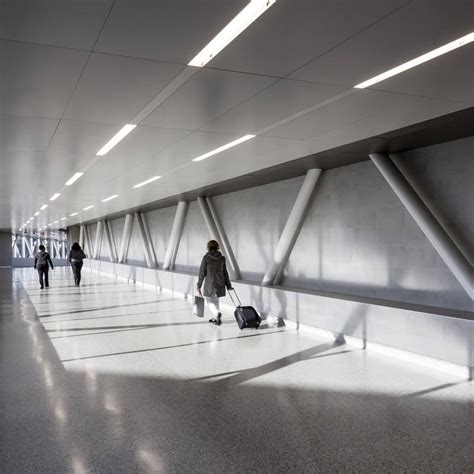 Ord American Airlines Concourse L Stinger Corgan