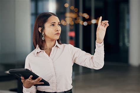 가상 디자인 포인트 및 비즈니스 여성 렌더링 프로젝트 건축 개발 또는 계획 평면도 리모델링 부동산 대화형 태블릿 시스템 또는