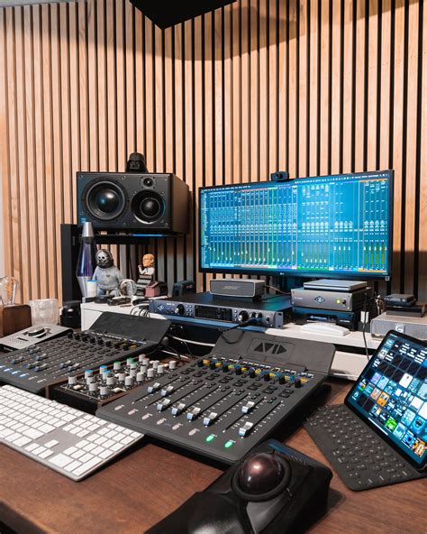 Daniel Holsinger Award Winning Mixing And Mastering Engineer