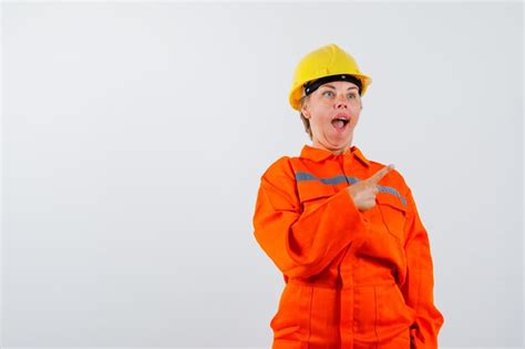안전 헬멧을 쓴 제복을 입은 소방관 무료 사진