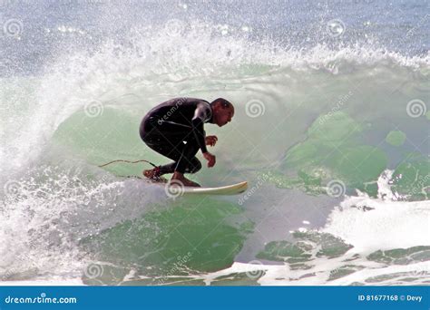 Surfista Che Pratica Il Surfing L Onda Fotografia Stock Immagine Di Nave Acqua