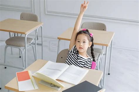 教师ai数字艺术 教师简约清新风小女孩教室举手回答问题场景人像照片 Ai人像免费下载 Png格式 1024像素 编号72461686 千图网