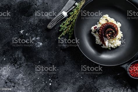 문어 촉수리조의 일부 검은 색 배경 맨 위 보기입니다 복사 공간 리조또에 대한 스톡 사진 및 기타 이미지 리조또 물고기