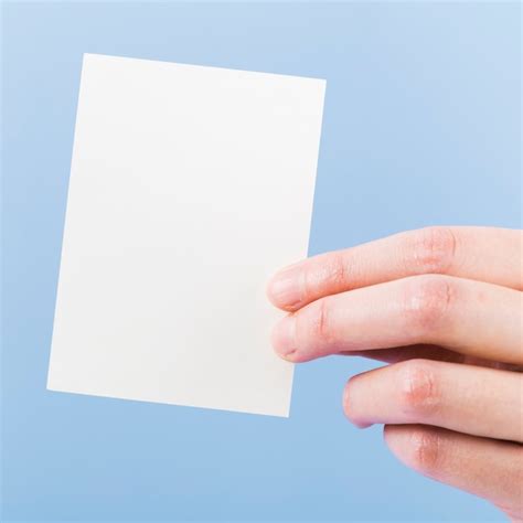 Primer Plano Mano Tarjeta En Blanco Foto Gratis