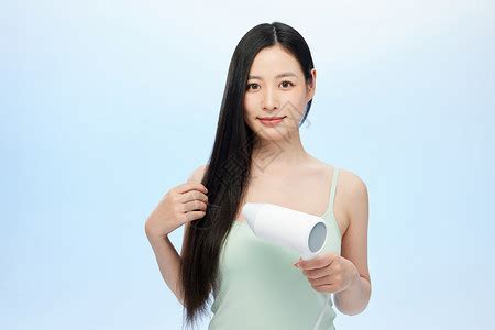 用吹风机正面吹头发高清图片下载 正版图片507714631 摄图网