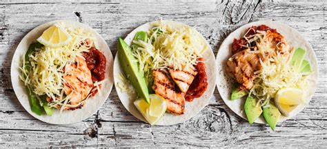바베 큐 치킨 아보카도 치즈와 매운 토마토 소스 Tortillas 나무 배경 평면도 닭고기 토스타다에 대한 스톡 사진 및 기타