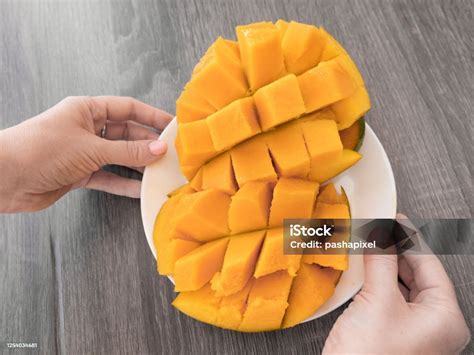 반 컷 큐브는 손에 흰색 접시에 잘 익은 망고 슬라이스 개체 그룹에 대한 스톡 사진 및 기타 이미지 개체 그룹 건강한 생활