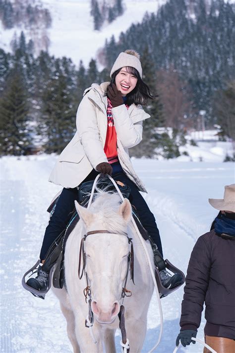 【日向坂46のエース】金村美玖（20）、赤のビキニ姿で美しい谷間披露！人生初の水着撮影「恥ずかしすぎて…」 News Everyday