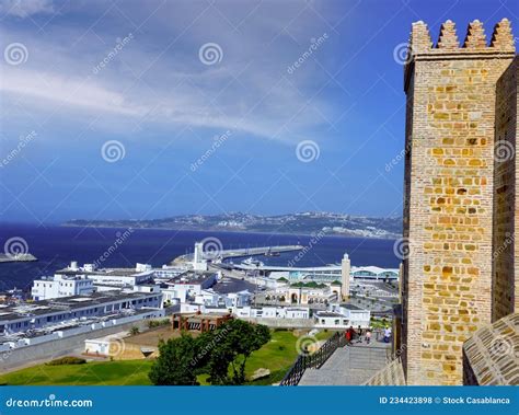 Las Murallas De La Antigua Medina Y El Puerto De Tanger Al Norte De Marruecos Foto De Archivo