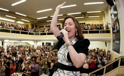 Pastora diz que está há anos sem sexo e conta o segredo Por Trás da Bíblia