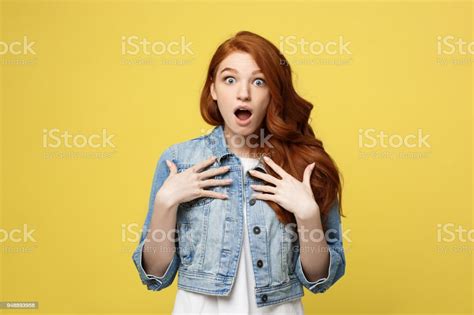 뭔가 충격적인 세로 젊은 아름 다운 매력적인 Redhair 여자를 닫습니다 황금 노란 배경입니다 공간에 복사 합니다 귀여운에 대한 스톡 사진 및 기타 이미지 Istock