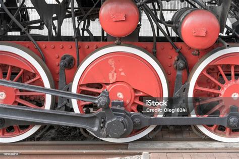 철도 클로즈업에 오래 된 빈티지 기관차의 빨간 큰 철 바퀴 기관차의 바퀴 큰 바퀴 강철에 대한 스톡 사진 및 기타 이미지 강철 골동품 과거 Istock