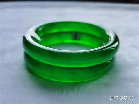 了解这些小技巧，挑选和佩戴翡翠手镯都不用问人了！｜翡翠干货 知乎