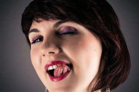 Frau Die Verlockend Lippen Leckt Stockbild Bild Von Schönheit Grau 33699443