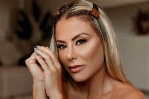 Poliana Rocha esposa de Leonardo manda recado após polêmica