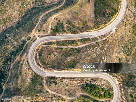 가을에는 나무가 적은 지역을 통과하는 구불구불한 아스팔트 도로 S자 곡선 고속도로 0명에 대한 스톡 사진 및 기타 이미지 0명 가을 가을 단풍 Istock