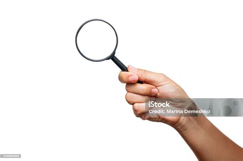 흰색 배경에 격리된 돋보기를 들고 있는 여성의 손 빈 복사 공간이 있는 모형 렌즈 안구에 대한 스톡 사진 및 기타 이미지