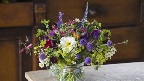 Heres How Long Your Cut Flowers Can Survive Without Water