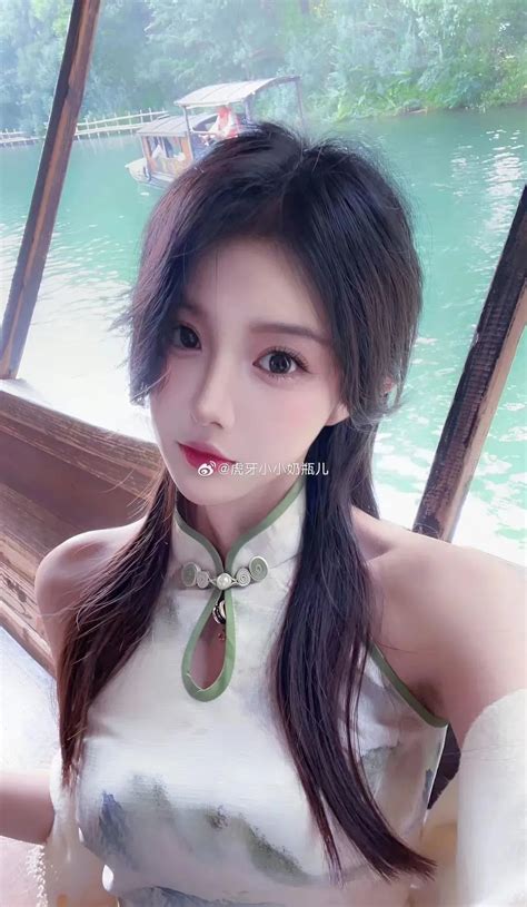 微密圈 小小奶瓶儿，虎牙百万粉丝主播，长相清纯又可爱，颜值高身材好无忧印象