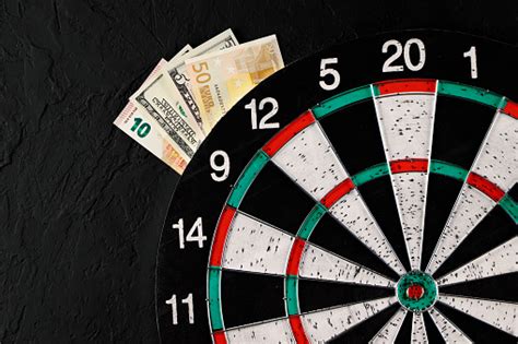 검은 배경에 고립 된 다트 보드입니다 공간을 복사합니다 돈다트 게임 사업 개념입니다 성공적인 게임 전국 영어 게임 검은색 배경에 대상을 지정합니다 개념에 대한 스톡 사진 및