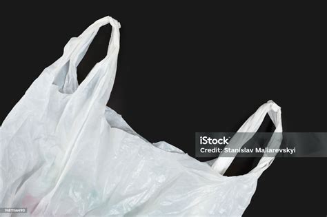 검은 배경에 흰색 비닐 봉투입니다 흰색 비닐 봉투 질감 매크로 배경 자연 치료를위한 비닐 봉지 감소 비닐 봉지 사용을 자제하는 캠페인의 상징 0명에 대한 스톡 사진 및 기타