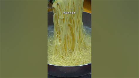 天气越来越热了，吃饭没胃口，那就做一份超级好吃的鸡丝凉面吧，做法简单爽口又开胃，准备鸡胸肉，冷水下锅，放葱姜、料酒去腥，煮熟后捞出，放凉用手撕成 美食 美食教程 家常菜 菜谱