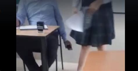 Sáquese profe Este profesor grababa por debajo de la falda a sus alumnas y ya fue despedido