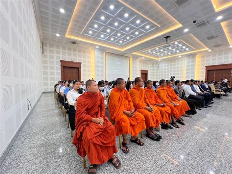 សម្តេចតេជោ ហ៊ុន សែន ឧបត្ថម្ភសៀវភៅវចនានុក្រមចំនួន១០០០ក្បាល ដល់រាជបណ្ឌិត្យសភាកម្ពុជា ឯកឧត្តមបណ្ឌិត