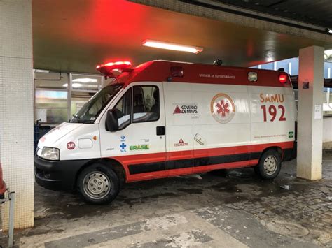 Motorista Perde Controle E Carro Capota Na Chegada A Cataguases