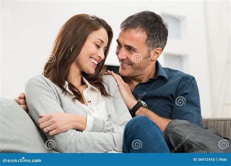 Liebevolle Paare Die Auf Couch Sitzen Stockfoto Bild Von Masseverbinder Lateinisch 36972410