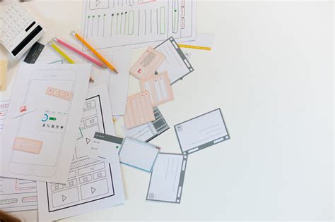 모바일 애플리케이션 개발자들은 휴대폰의 Ux Ui 시스템이 다양한 애플리케이션의 작동에 영향을 미치기 때문에 휴대폰 화면에 원활하게 표시되도록 Ux Ui 시스템을 설계하고